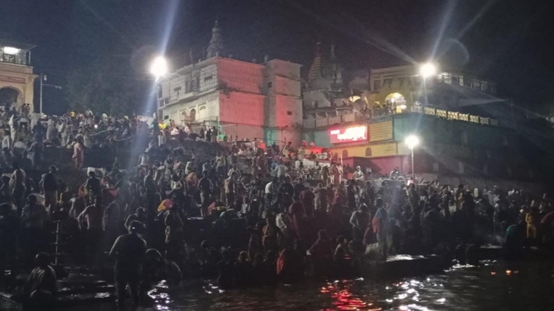 Chandra Grahan 2022: सूर्यास्त के बाद शाम को ज्यादा लोगों ने किए स्नान ...