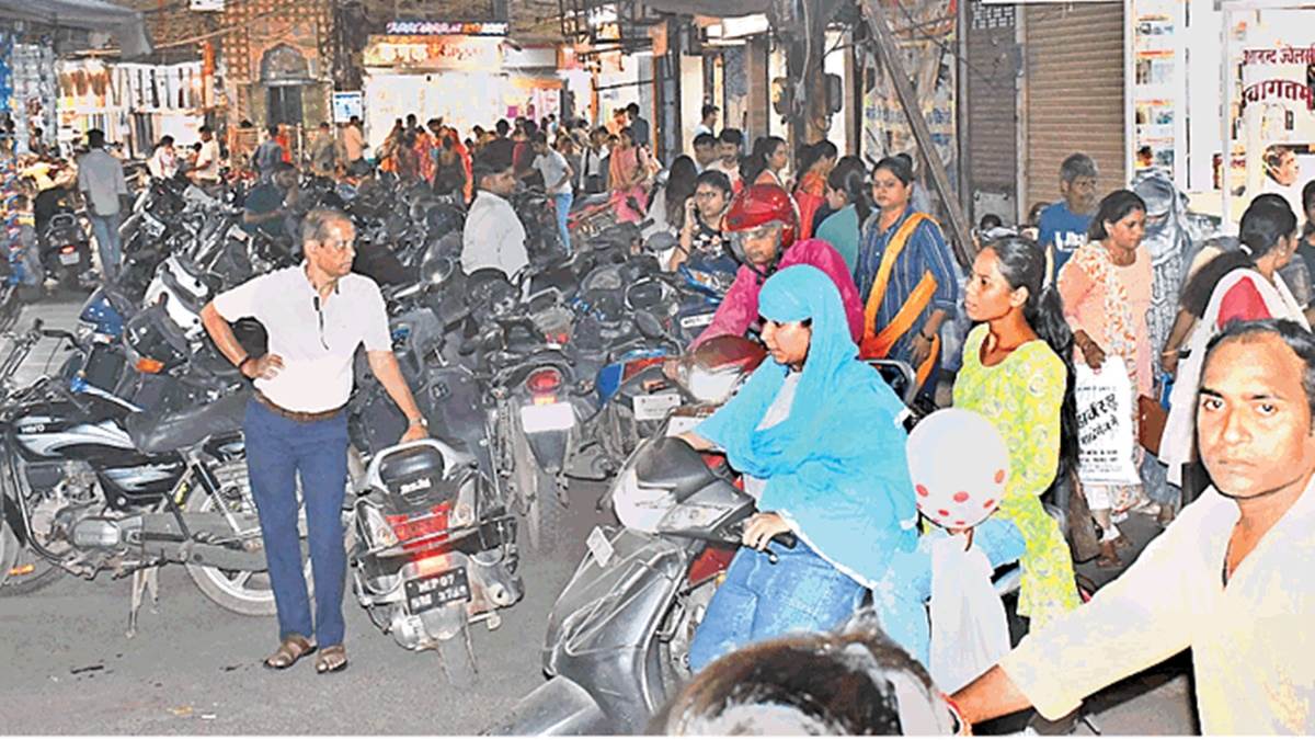 Traffic on Maharaj bada Gwalior: फुटपाथियों के कब्जे में बाड़े का ‘वैभव ...