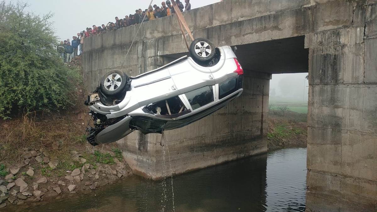 Raisen News: बेकाबू होकर पुलिया से नीचे गिरी कार, चालक की मौत - Raisen ...