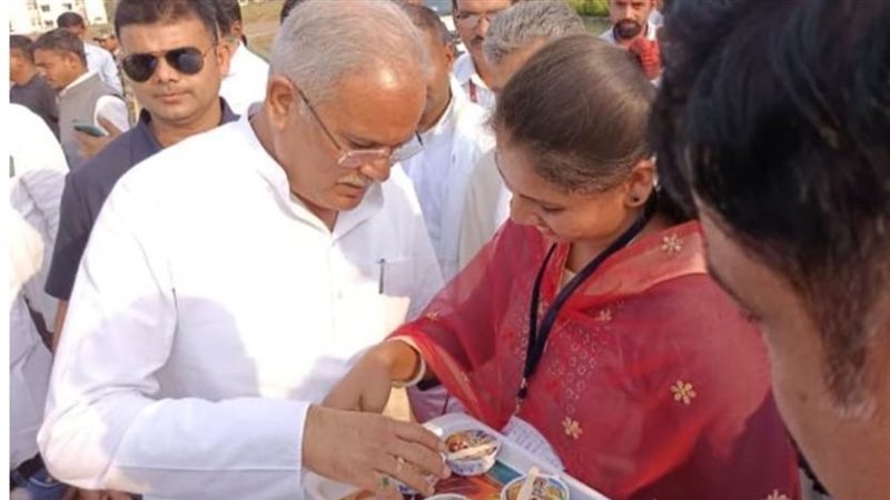 Dantewada: मुख्यमंत्री बघेल ने तेंदू फल से बने आइसक्रीम का चखा स्वाद ...