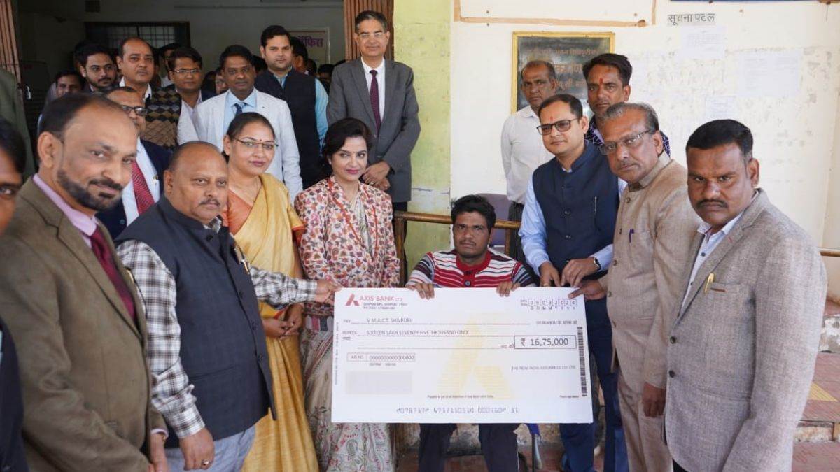 Datia News: सड़क हादसे में पैर गंवाने वाले युवक को 16 लाख 75 हजार का ...