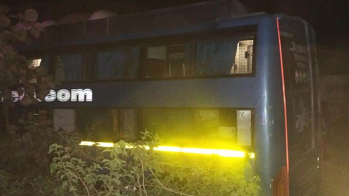 Ratlam Bus Accident: रतलाम के पास हाईवे पर टायर फटने से बस पलटी, दस घायल