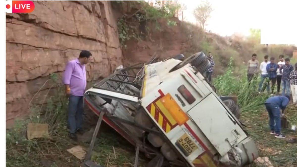Accident in Chhattisgarh: दुर्ग बस हादसे में अब तक 13 की मौत, 50 फीट गहरी खदान में गिरी थी बस ...