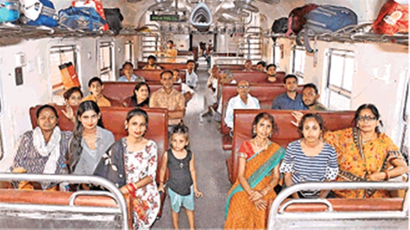 MEMU train in Gwalior: पहले दिन 500 यात्रियों ने किया मेमू ट्रेन में ...