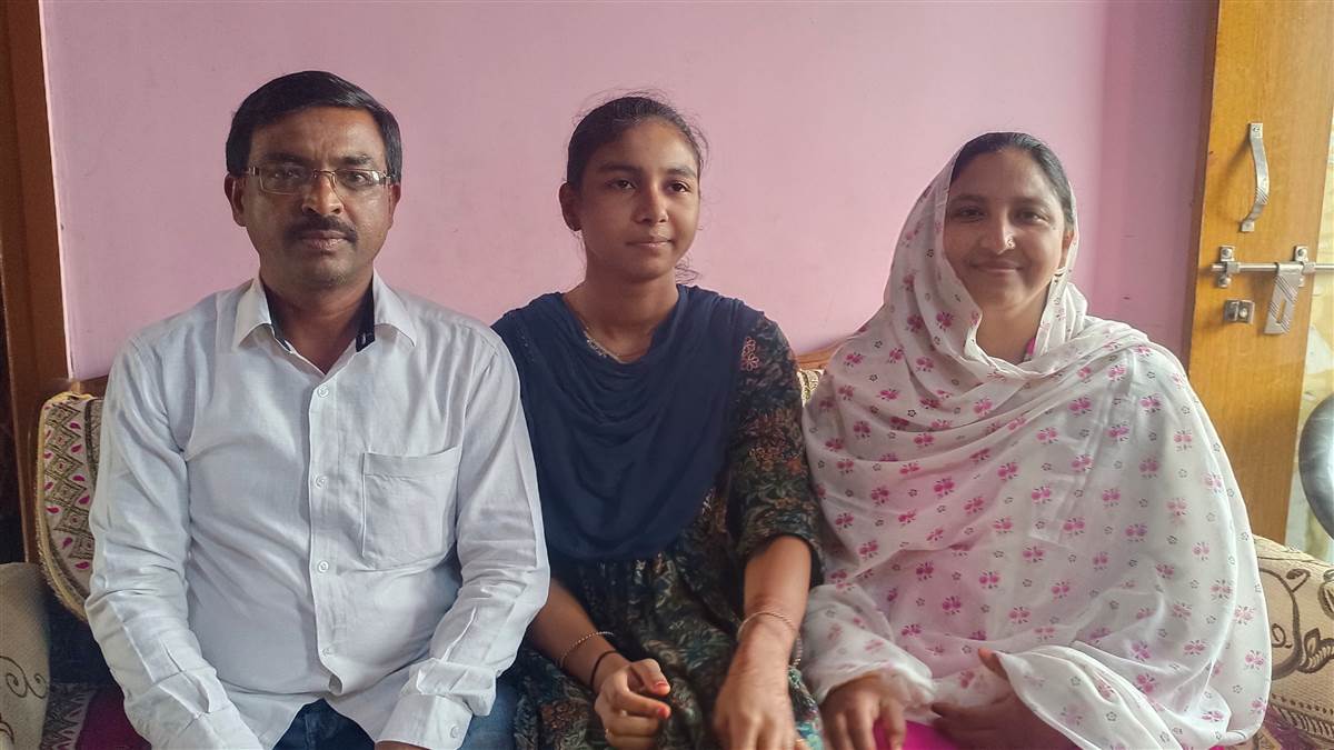 Jashpur News:शहर के दर्जी की बेटी सिमरन सबा बनी दसवी की टापर - City ...