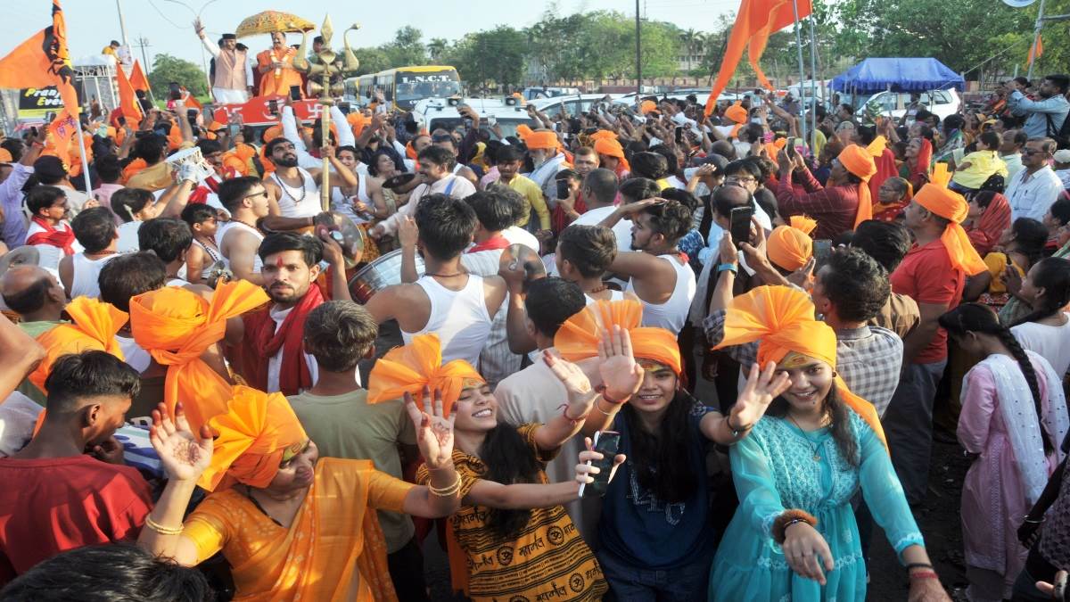 Shri Shiv Mahapuran Katha: भगवा रंग में रंगी शोभायात्रा, श्री शिव ...