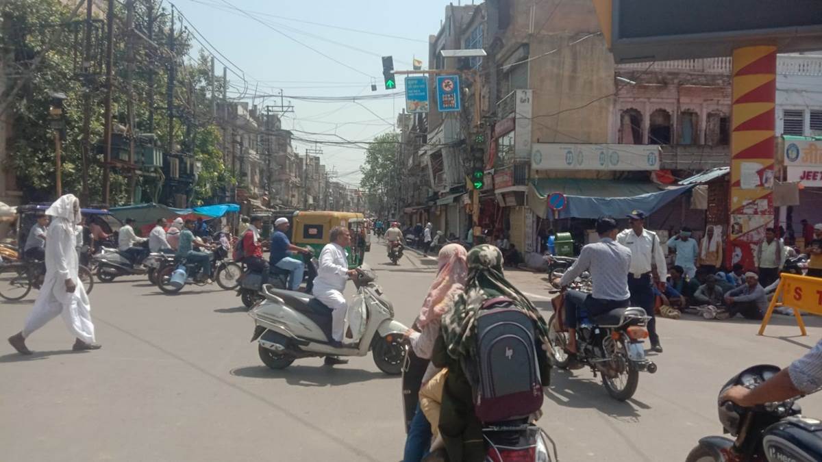 Traffic on Maharaj bada Gwalior: टाउन हाल के सामने रोका ट्रैफिक, सराफा ...