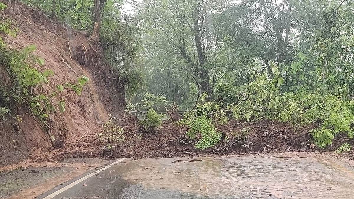 Landslide in Mandla: लगातार वर्षा के बाद मंडला-निवास मार्ग पर पहाड़ ...
