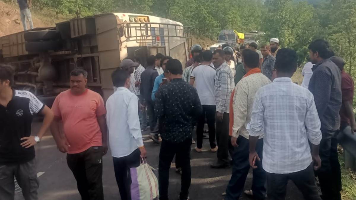 Balaghat News: उदघाटी, बंजारी मोड़ पर अनियंत्रित होकर पलटी यात्री बस, 25 से 30 यात्री घायल ...