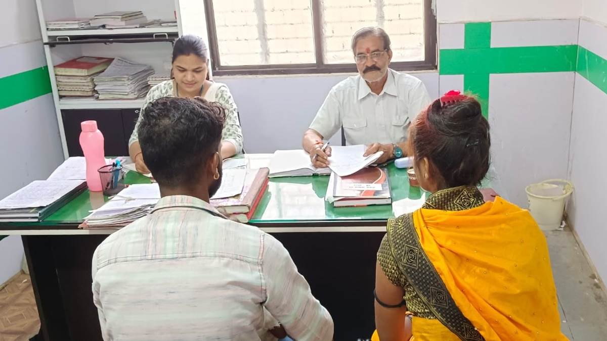 Vidisha News पति के रोज नहीं नहाने से पत्नी नाराज मांगा तलाक परिवार