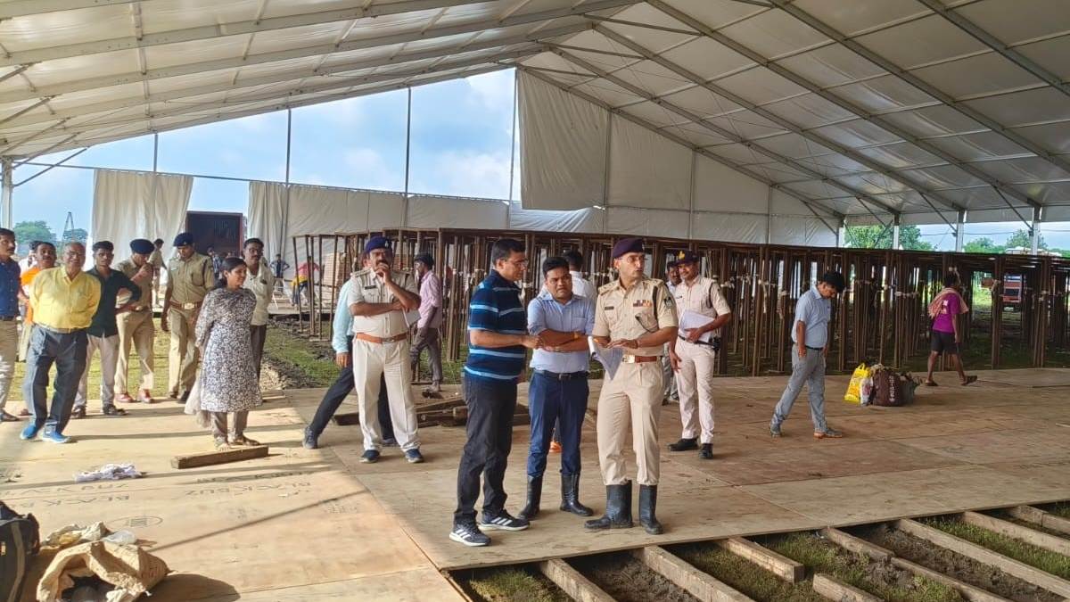 PM Modi in Sagar: प्रधानमंत्री मोदी के दौरे पर वर्षा का साया, कीचड़ में ...