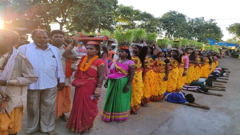 मडवारानी मंदिर से गमगाते ज्योति कलश के साथ निकली जवारा विसर्जन यात्रा ...