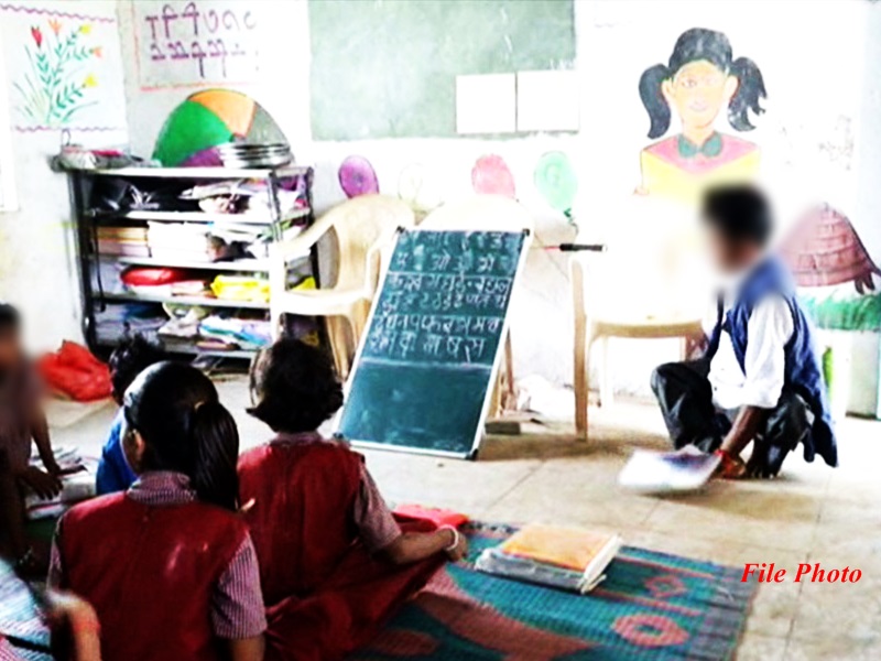 Vidisha : स्कूल में सिर्फ एक छात्रा, दिव्यांग शिक्षक रोज 26 किमी जाते ...