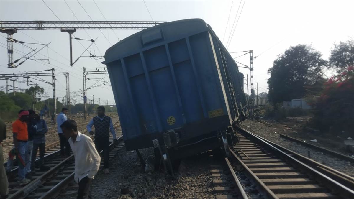 कटनी स्टेशन से मुड़वारा की ओर जा रही मालगाड़ी के तीन डिब्बे पटरी से ...
