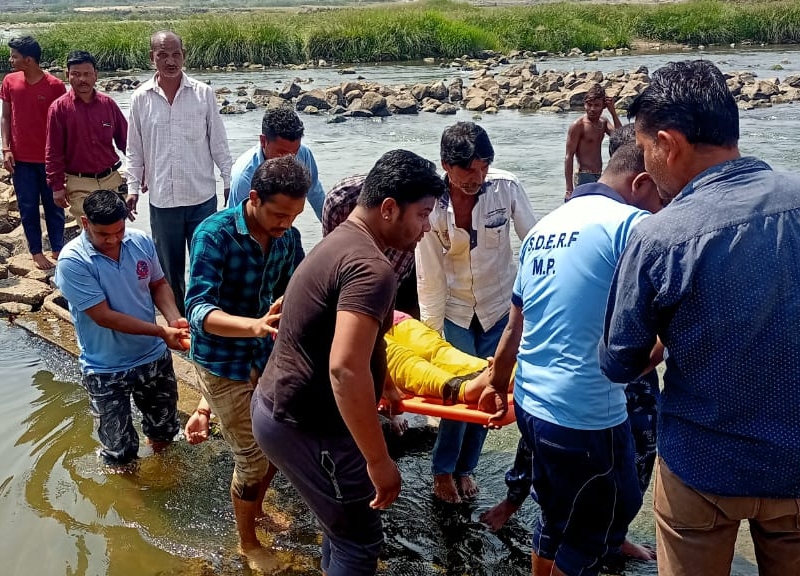 Mandla Crime News : युवती ने नर्मदा नदी के बड़े पुल से लगाई छलांग, कम ...