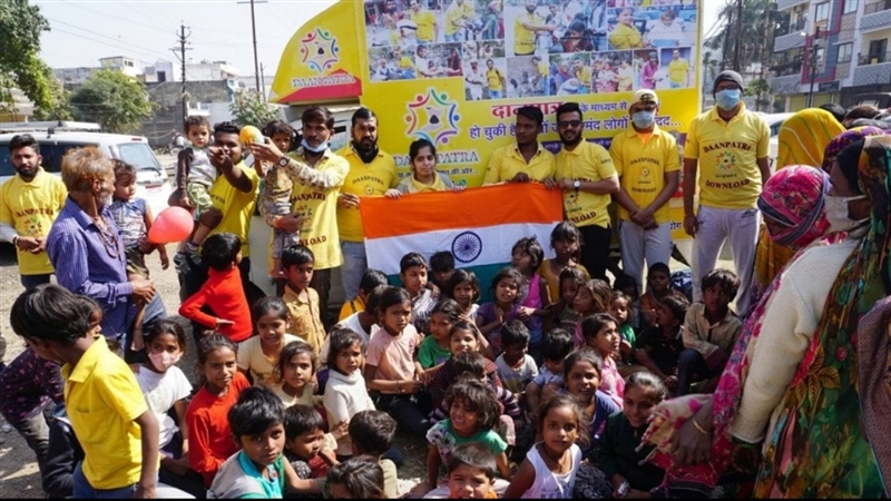 Naidunia Special: भूखों को भोजन प्यासे को पानी... ऐसी है इंदौर के ...