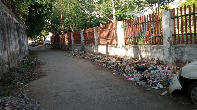 Indore News: नंबर-1 शहर के नगर निगम कार्यालयों के सामने फैला पड़ा कचरा ...