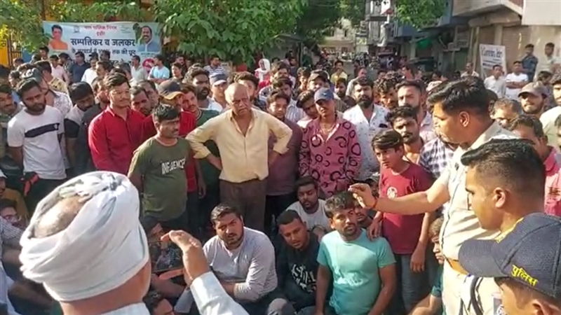 Indore News: कपड़ा व्यवसायी की हत्या से आक्रोश स्वजनों ने शव के साथ ...