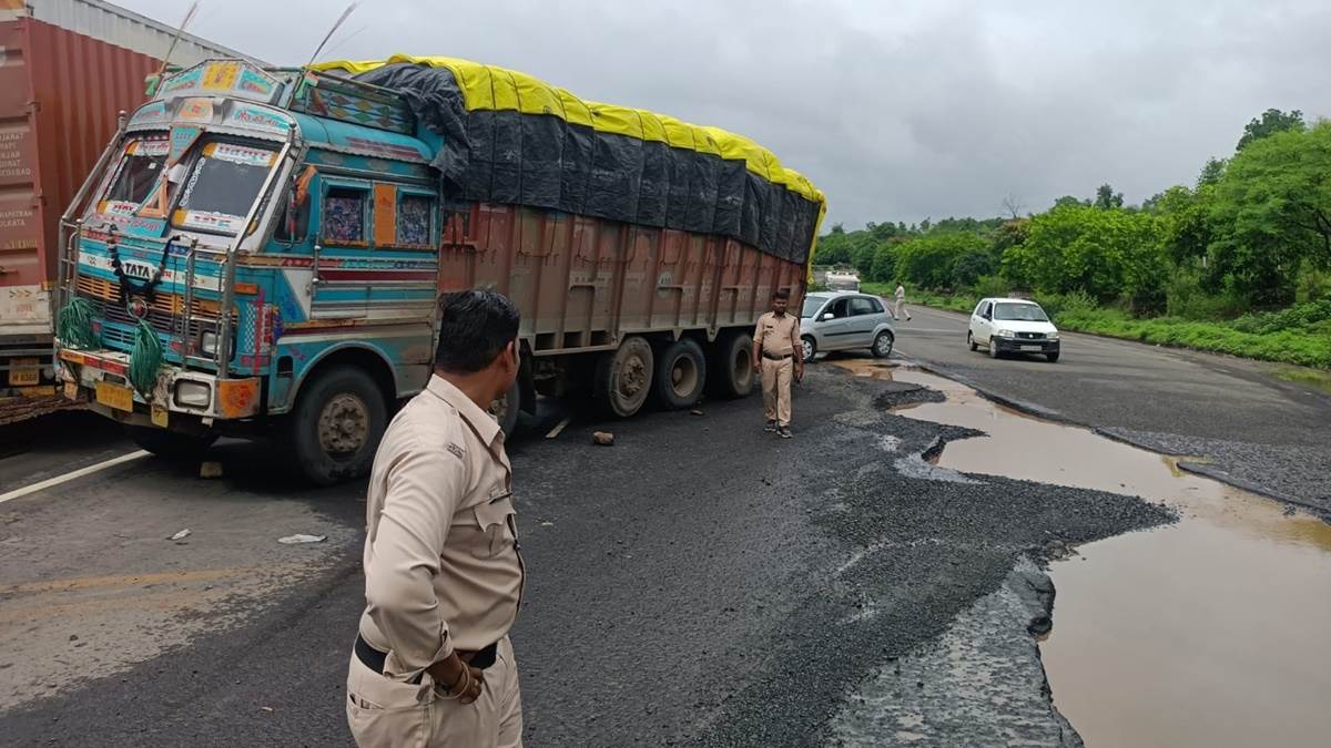 Highway Jam: सड़क के गड्ढों ने लगाया लखनादौन-नरसिंहपुर हाइवे में चार ...