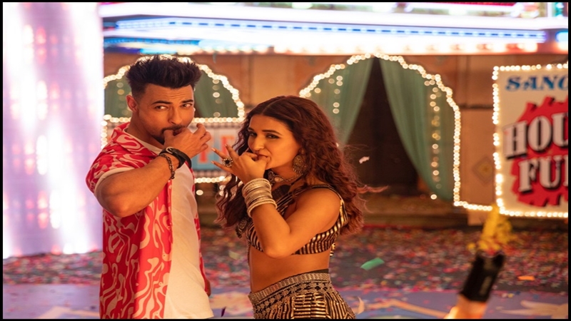 डांस करने को मजबूर कर देगा धमाकेदार सॉन्ग चुम्मा चुम्मा देखें VIDEO ...