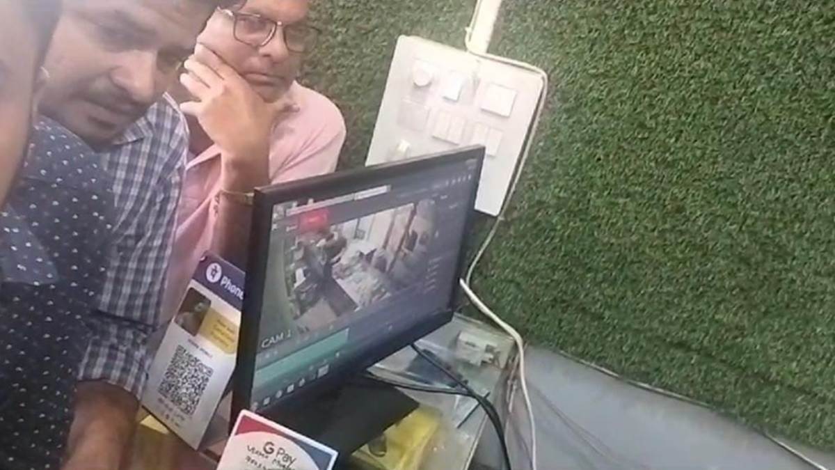 Balaghat Crime : वारासिवनी थाने के सामने मोबाइल दुकान में चोरी - Theft in mobile shop in front ...