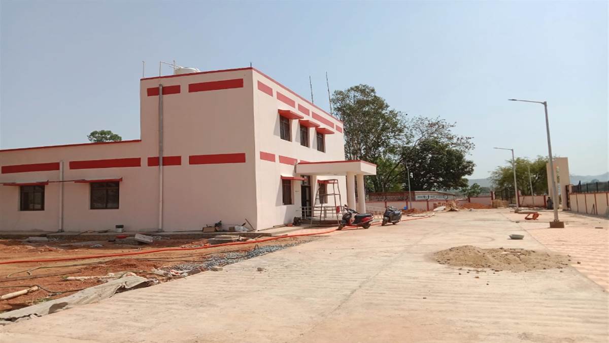 Ambikapur News : 40 वर्ष बाद सर्वसुविधायुक्त भवन में मौसम वेधशाला व ...