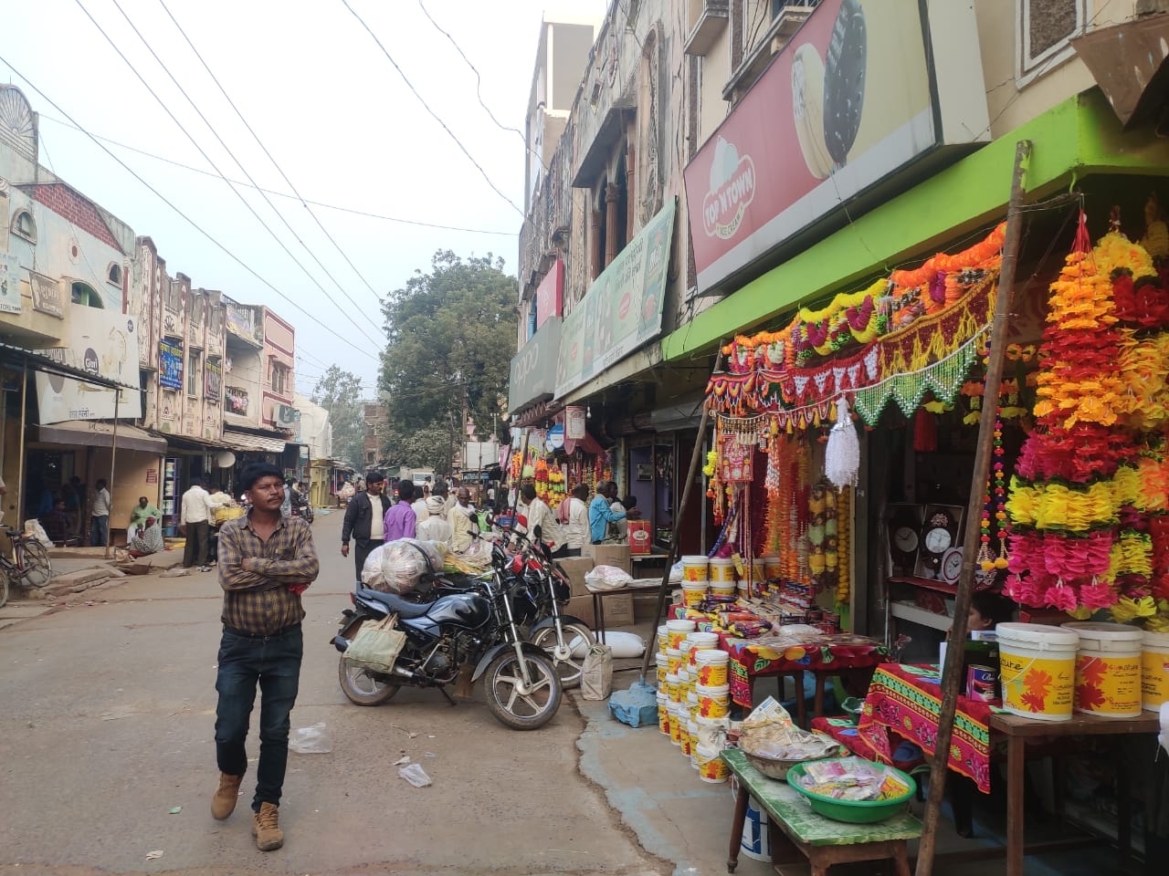 रीठी में दीवाली को लेकर सजे बाजार, शुरू हुई खरीदी - Market decorated ...