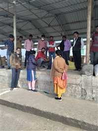 धान खरीदी कें द्रों पर कि सानों के आने का इंतजार कर रहे सर्वेयर और ...