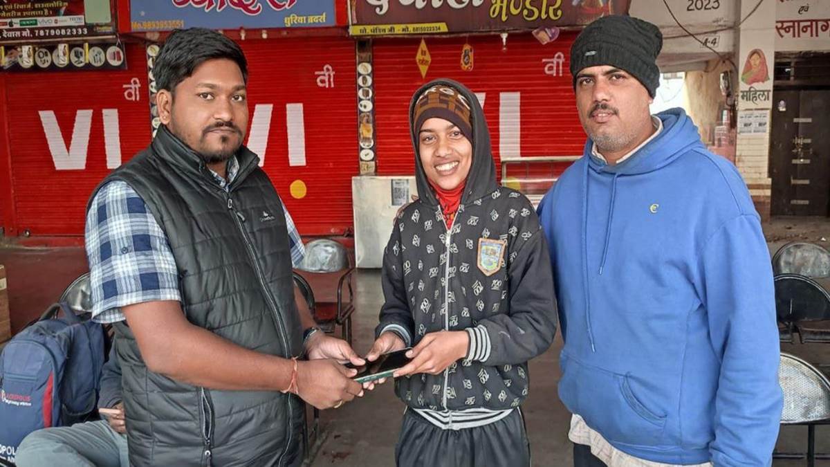 Dewas News: अखबार वितरण करने वाले बालक ने दिया ईमानदारी का परिचय, गुम ...