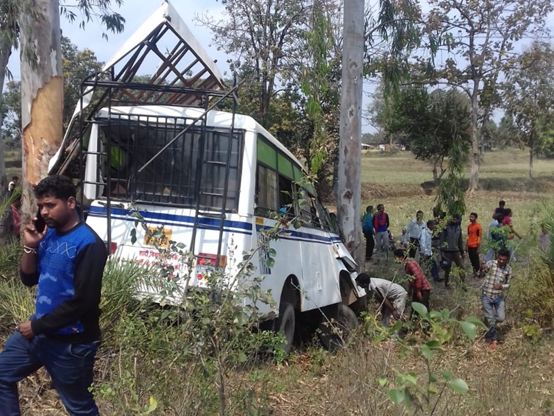 MP News : सिवनी जिले में अनियंत्रित होकर पेड़ से टकराई यात्री बस, 20 ...