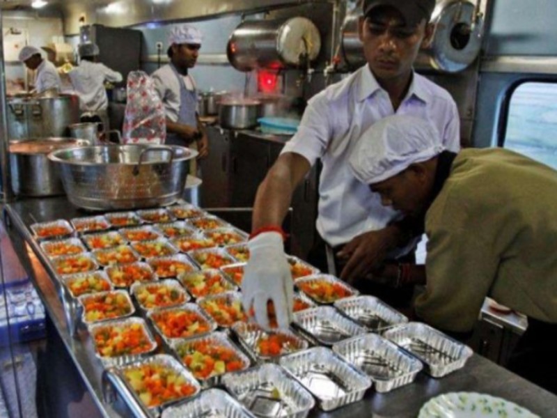 IRCTC Food Service: ट्रेनों में खराब खाना मिलने पर अब होगा तुरंत एक्शन ...