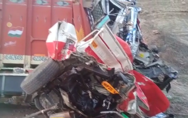 Rewa Accident News : खड़े कंटेनर से ट्रक टकराया, 3 की मौत 2 घायल - Rewa Accident News Truck ...