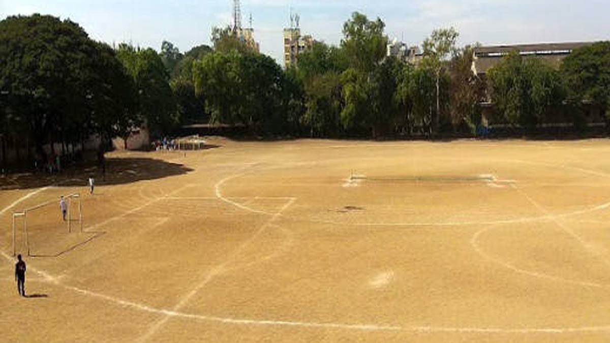 School Ground In Indore: मैदान के नाम पर नौनिहालों से खेल रहे स्कूल ...