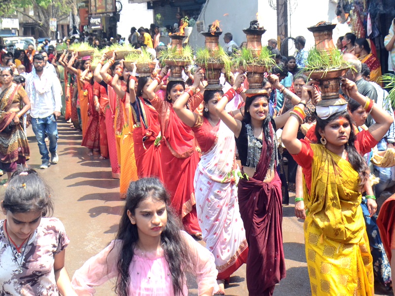 जोत जंवारा विसर्जन के लिए नंगे पैर निकले श्रद्धालुओं को जल रहे पैरों की ...