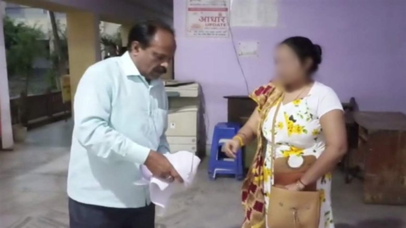 Panna News: एसडीएम के सामने युवती ने पिया जहर अस्पताल में चल रहा इलाज ...