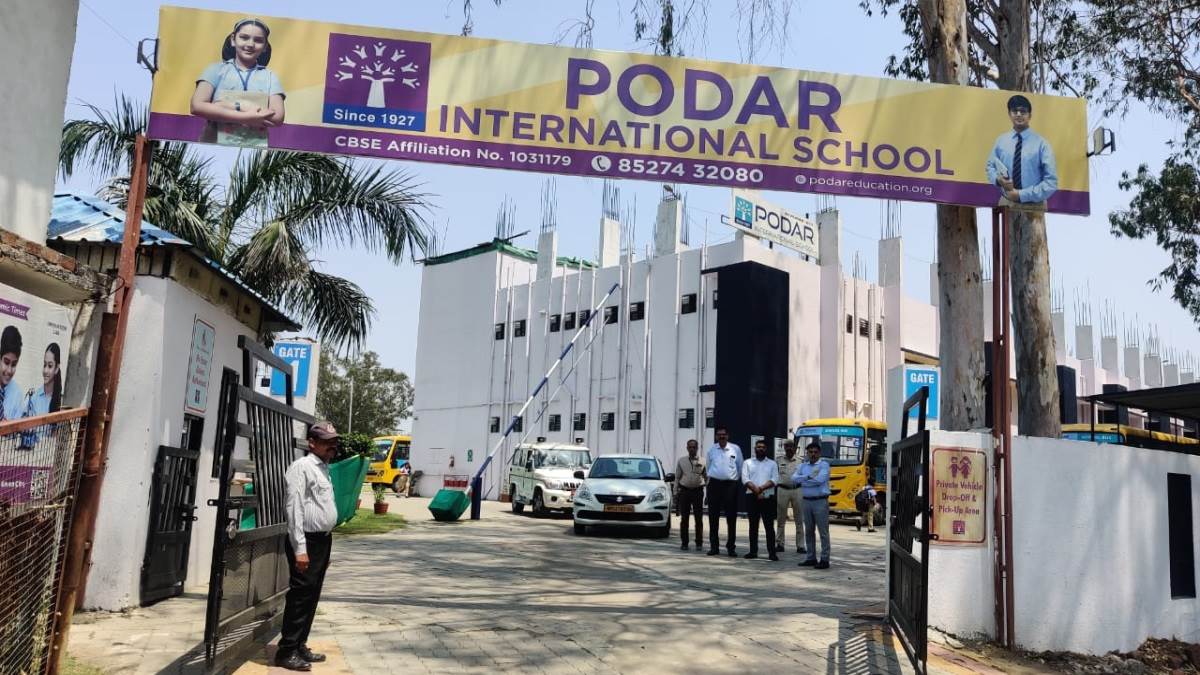 Bhopal News: एक ही दुकान से मिल रहीं थी पोद्दार स्कूल की ड्रेस व पुस्तक ...