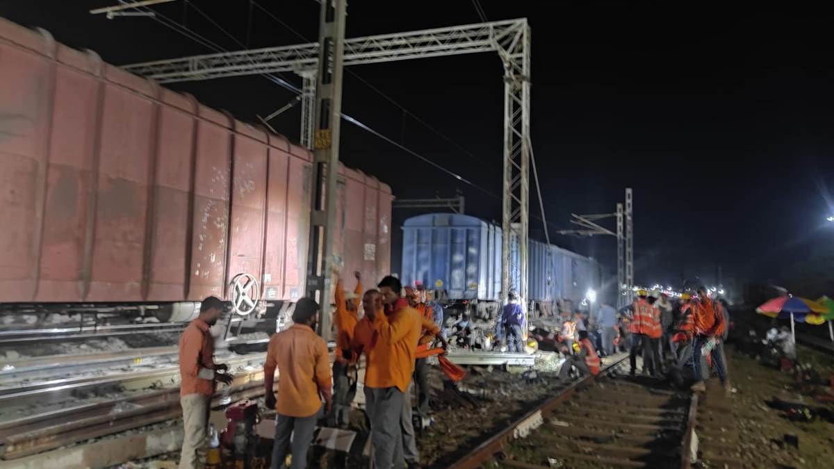 Katni Train Accident: छह घंटे की मेहनत के बाद मालगाड़ी की चारों डिब्बे ...