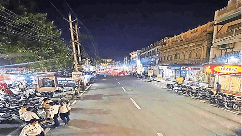 Traffic on Maharaj bada Gwalior: महाराज बाड़ा पर सड़क खुदने से बिगड़े ...