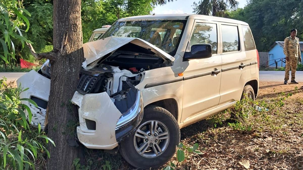 कोंडागांव NH 30 पर बड़ा सड़क हादसा, अनियंत्रित बोलेरो पेड़ से टकराई ...