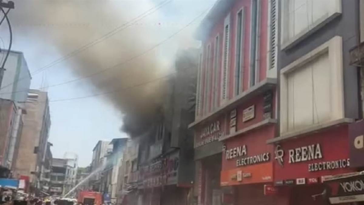 रायपुर के मौदहापारा में भीषण अग्निकांड, जया ऑटोमोबाइल में भड़की आग ...