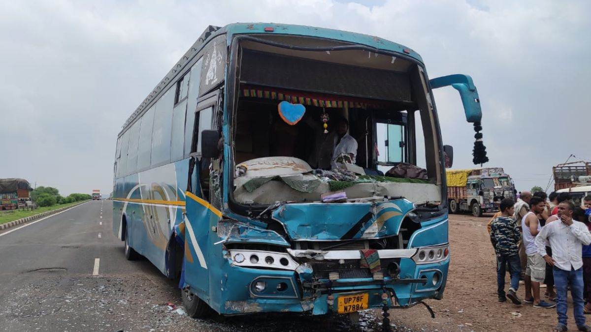 MP Bus Accident: नेपाल से बेंगलुरु जा रही बस सागर में हादसे का शिकार, 10 नेपाली यात्री घायल
