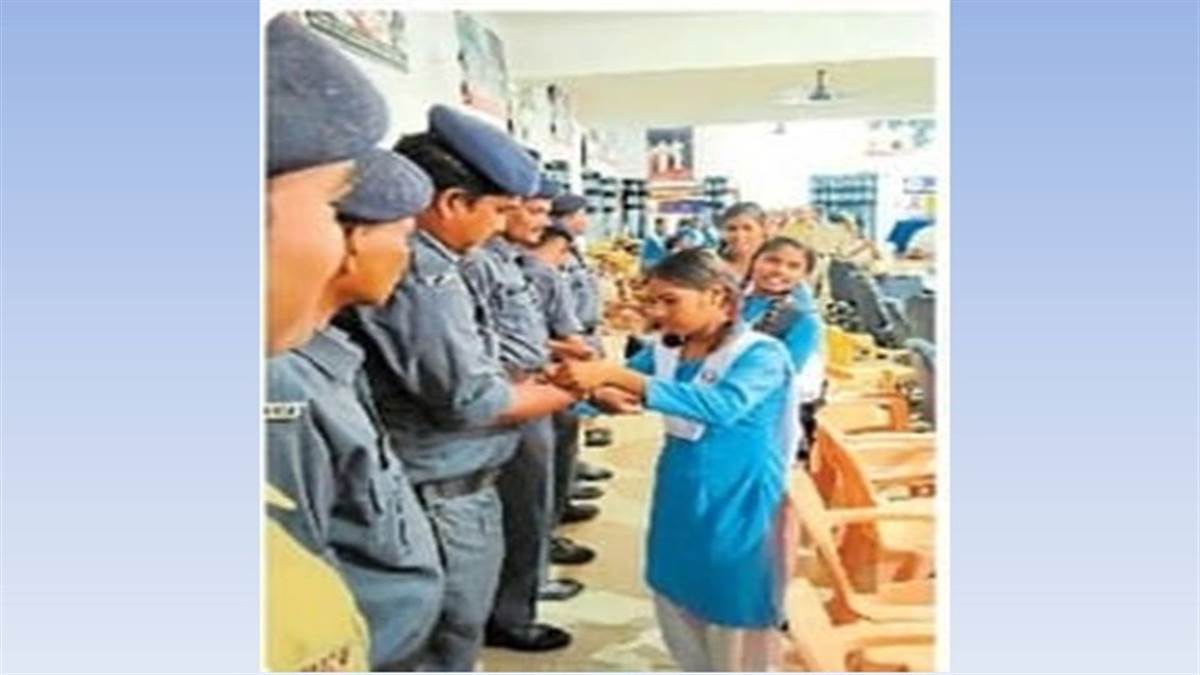 एनएसएस के छात्राओं ने नगर सेना के जवानों को पहनाई रखी, आपात स्थिति में ...