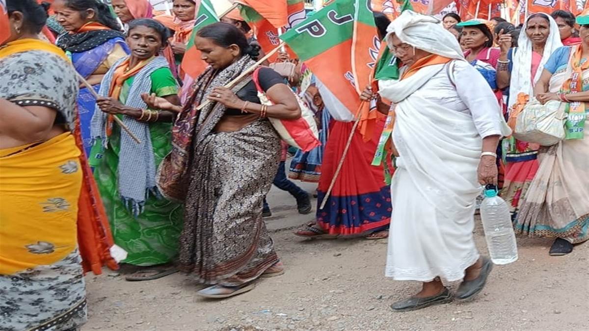 हुंकार रैली में प्रदेशभर से आईं महिलाओं ने दिखाई ताकत - Women from all ...