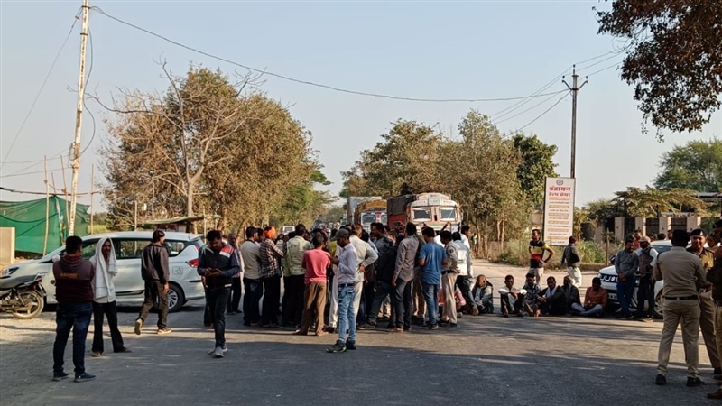 महिला की मौत के बाद स्वजनों ने कवर्धा रायपुर हाईवे में किया चक्काजाम नसबंदी के बाद निजी अस्पताल