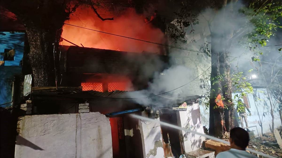 Fire in Indore: घर में लगी आग, बेटी की शादी के लिए जुटाया सामान जलकर ...
