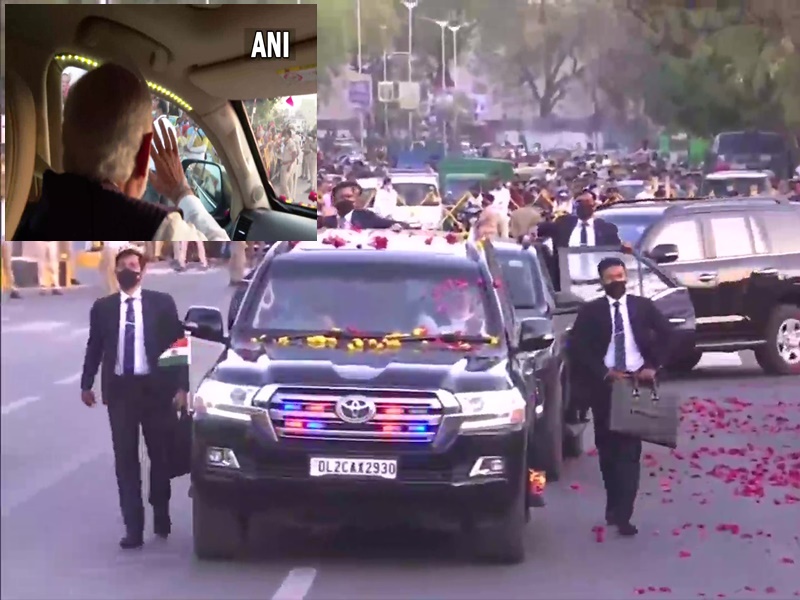 Pm Narendra Modi Road Show अहमदाबाद में पीएम मोदी ने किया रोड शो देखें तस्‍वीरें और वीडियो 