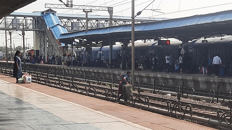 उसलापुर में अब दो ब्रिज फिर भी ट्रैक को बनाया रास्ता जान का खतरा - Now ...