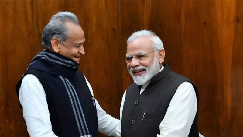 PM Modi on Ashok Gehlot: पीएम मोदी ने ली अशोक गहलोत की चुटकी बोले - आपके दोनों हाथ में लड्डू ...