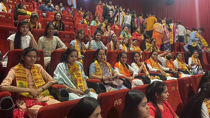 बिलासपुर की युवतियों ने भगवा रंग का ड्रेस पहनकर देखी फिल्म द केरला ...