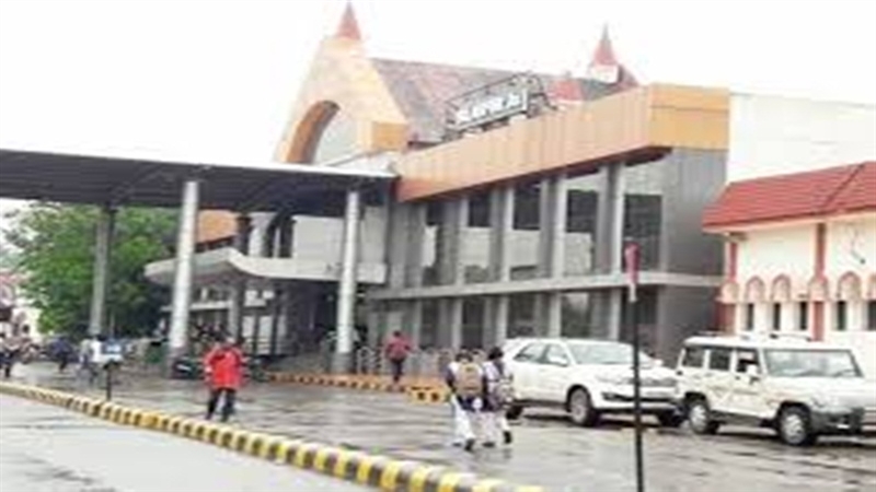 Bilaspur Railway News: पार्सल कार्यालय में रखे सामानों को नीलाम कर ...